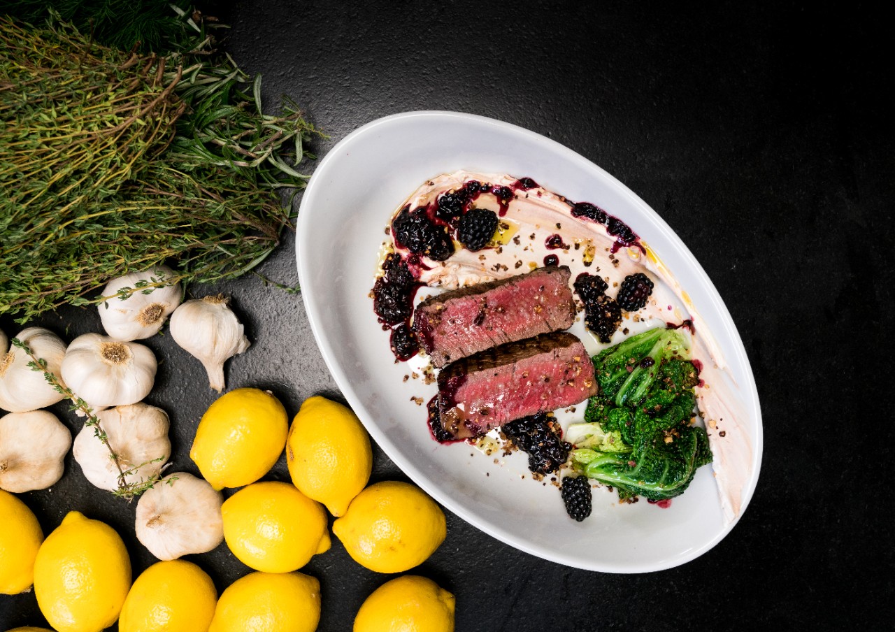 Rosa gebratenes Rinderfilet mit Dattel-Labane,