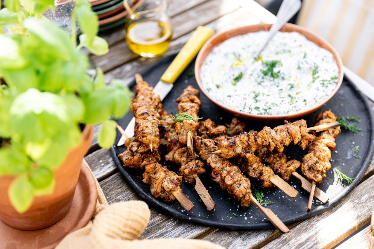 Pikante Mini-Gyros-Spieße mit Tsatsiki