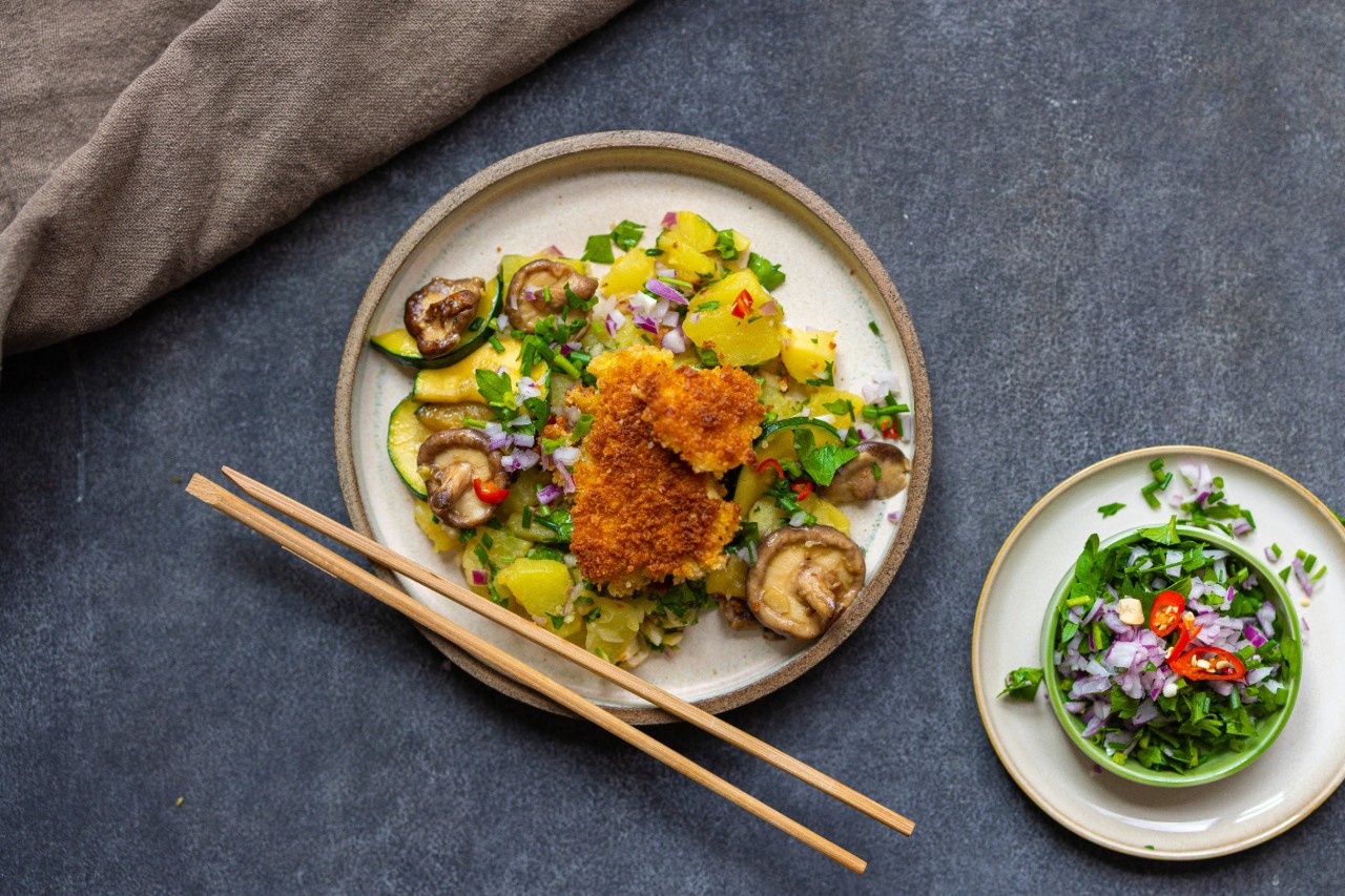 Backhendl 2.0 mit Miso-Kartoffelsalat und Shiitake