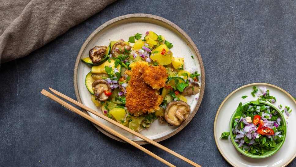 Backhendl 2.0 mit Miso-Kartoffelsalat und Shiitake
