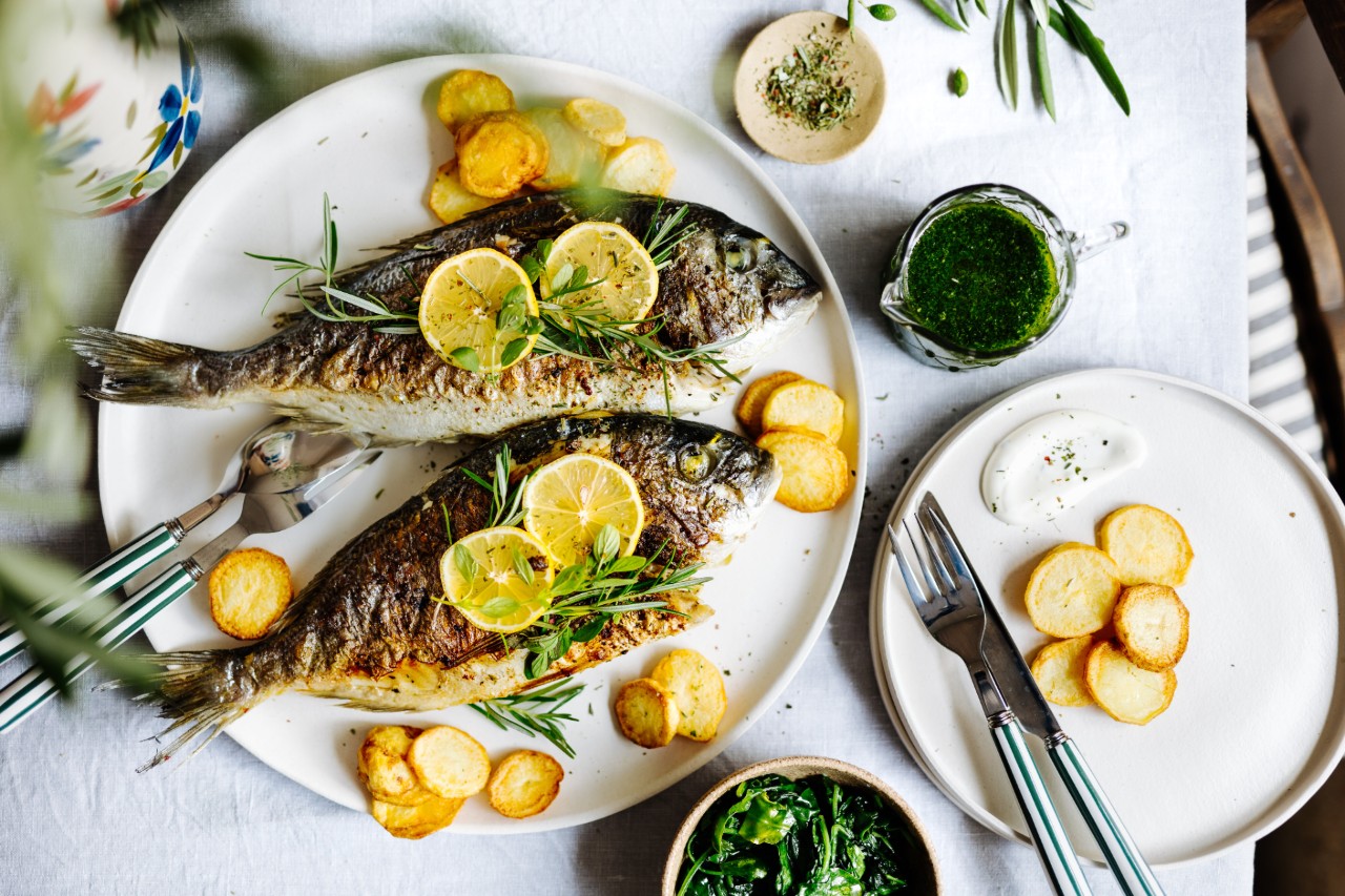Gegrillter Fisch mit Erdäpfeln, Mangold und