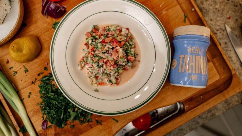 Israelischer Salat mit Tahina-Dressing