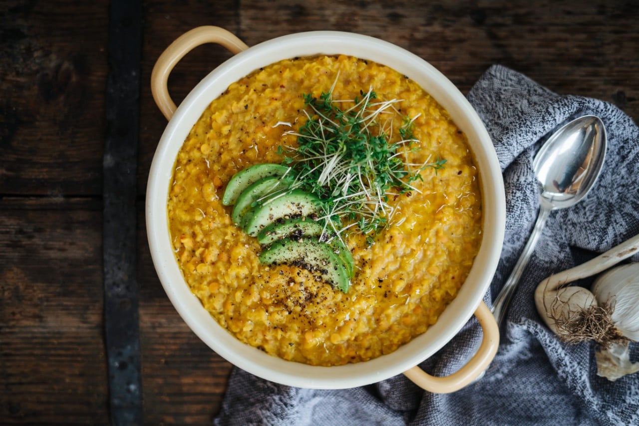 Linsen-Dhal mit Avocado und Sprossen