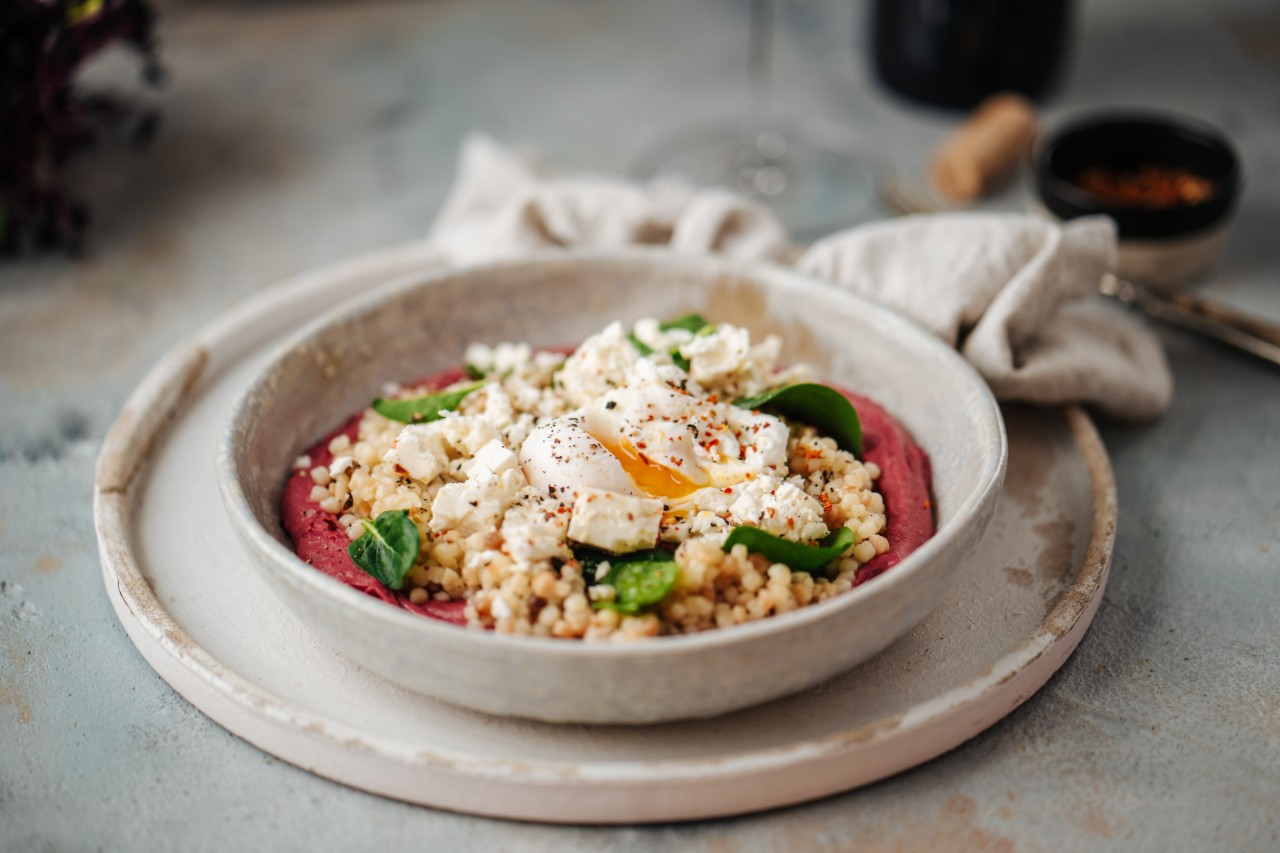 Rote Rübe mit Fregola Sarda und pochiertem Ei