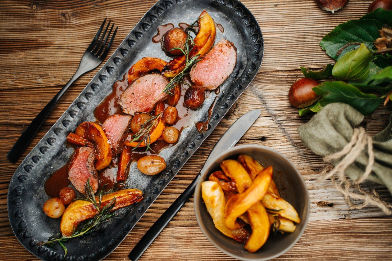 Rosa Hirschkeule mit geschmortem Ofengemüse