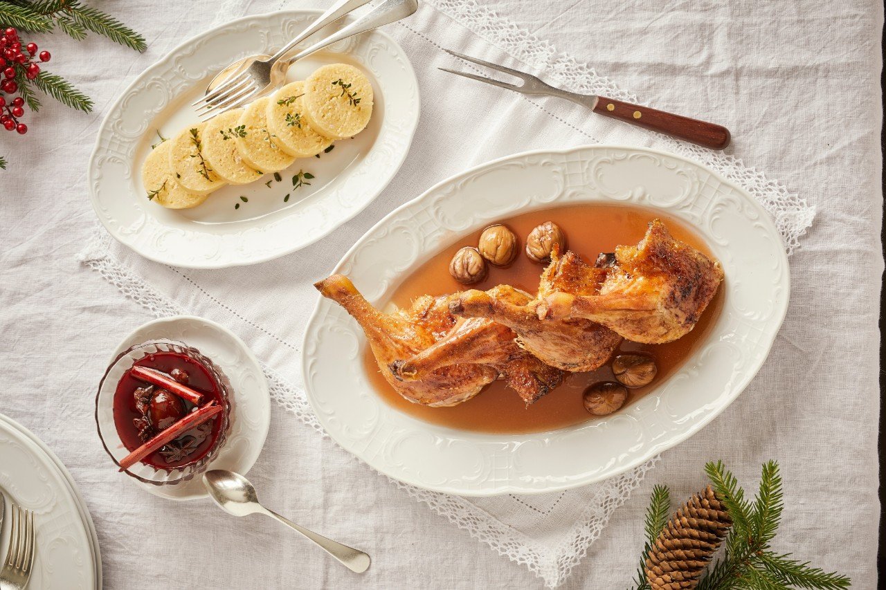 Confierte Entenhaxerl mit Griessknödel und Maroni