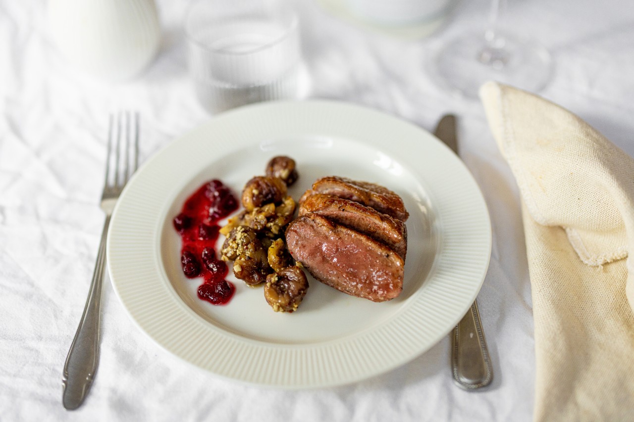 Entenbrust mit Preiselbeeren und Röstzwiebel-Pesto