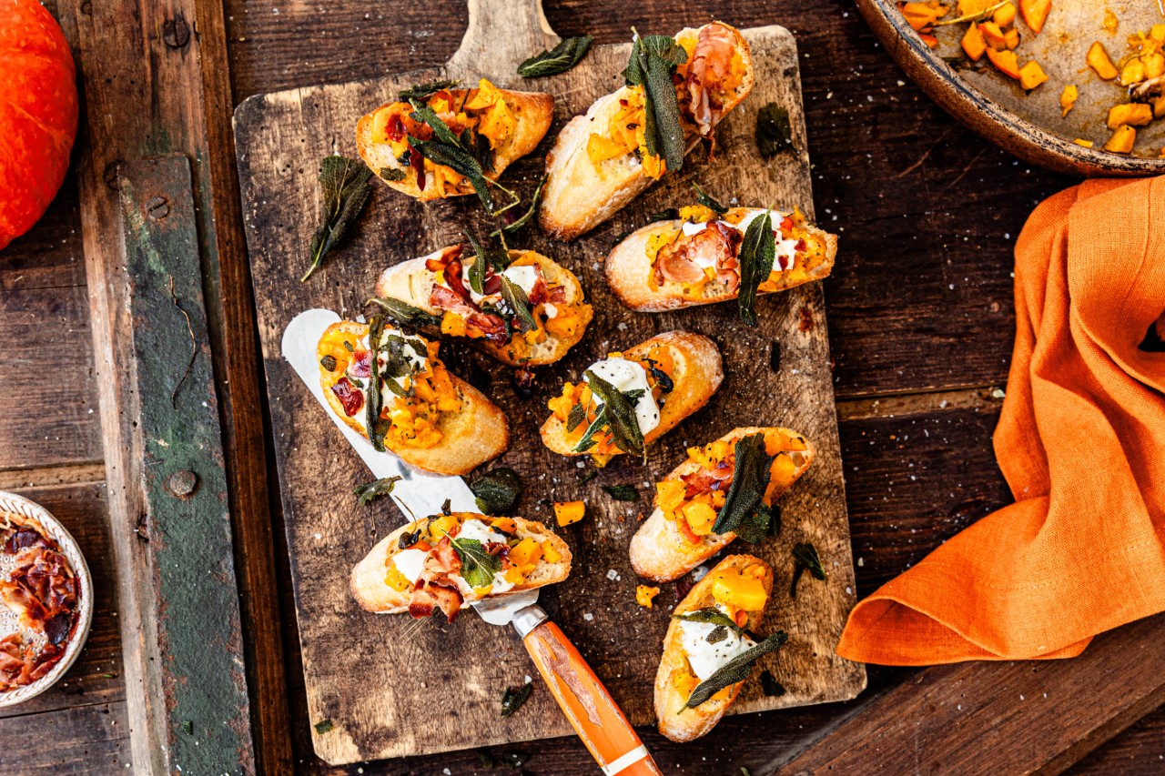 Kürbismash Crostini mit knusprigem Salbei, Speck und
