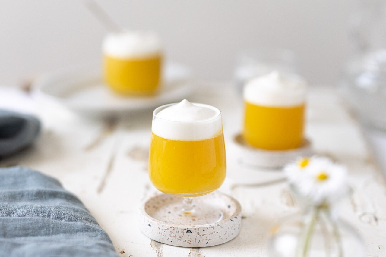 Tropischer Pudding mit Kokos-Schlagobers-Topping