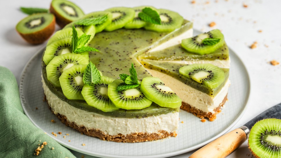 Veganer No-bake Cheesecake mit Kiwispiegel