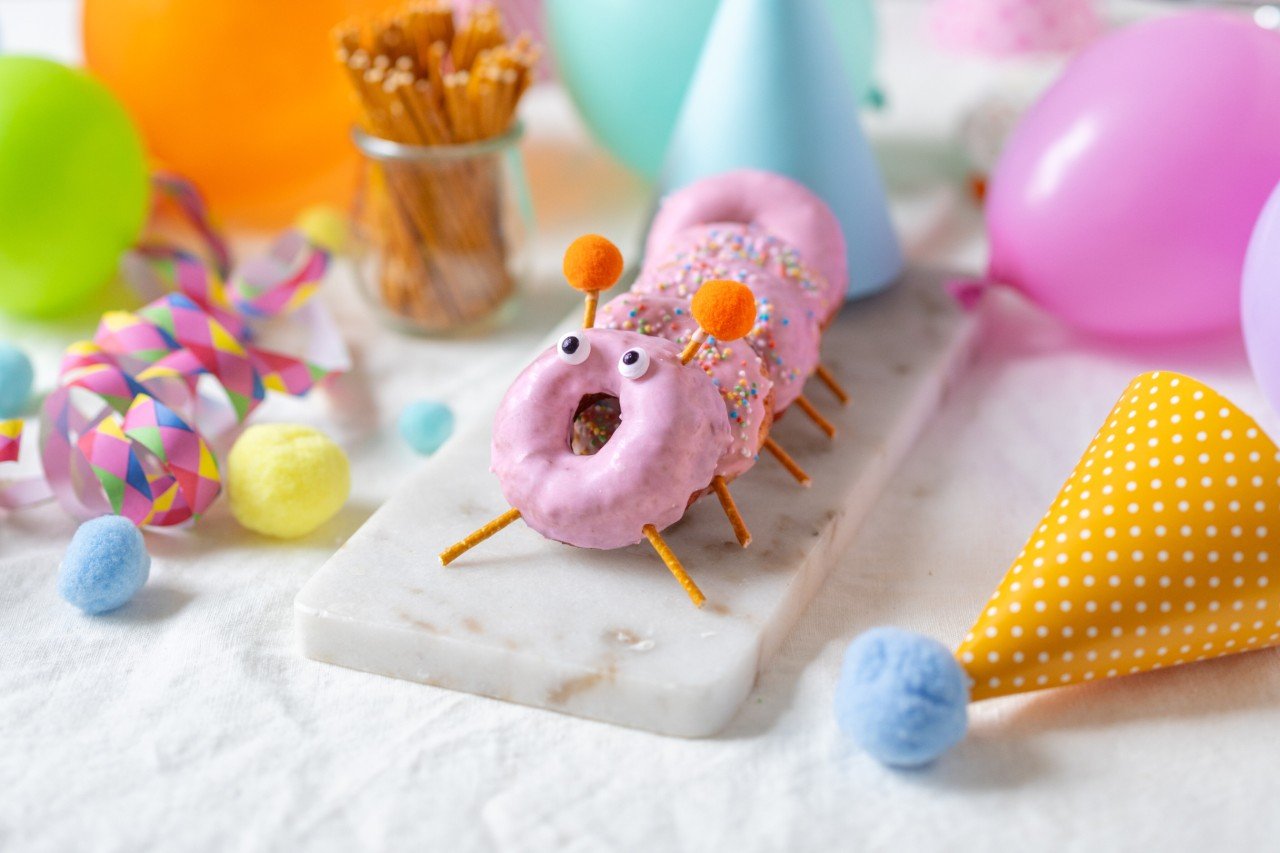 Bunte Donut-Raupe » Rezept | SPAR Mahlzeit!